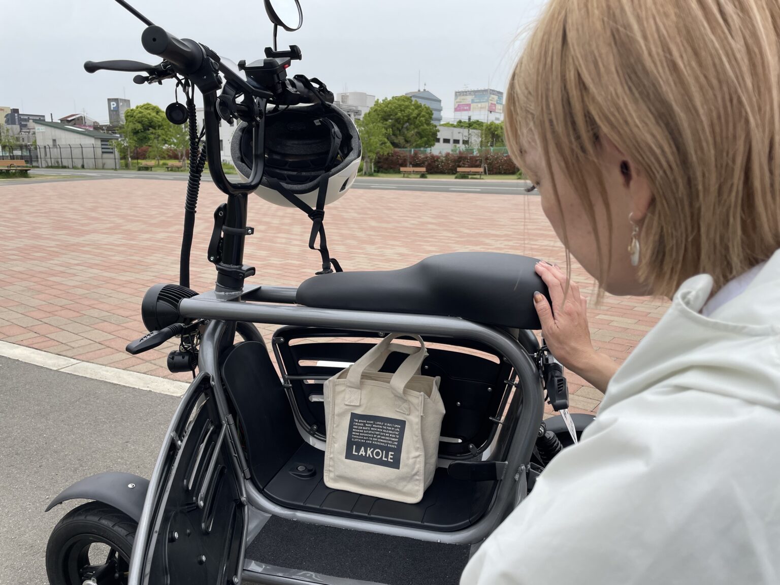 日本初上陸の特定小型EV四輪「ELEMOs4」の登場 - mobiii