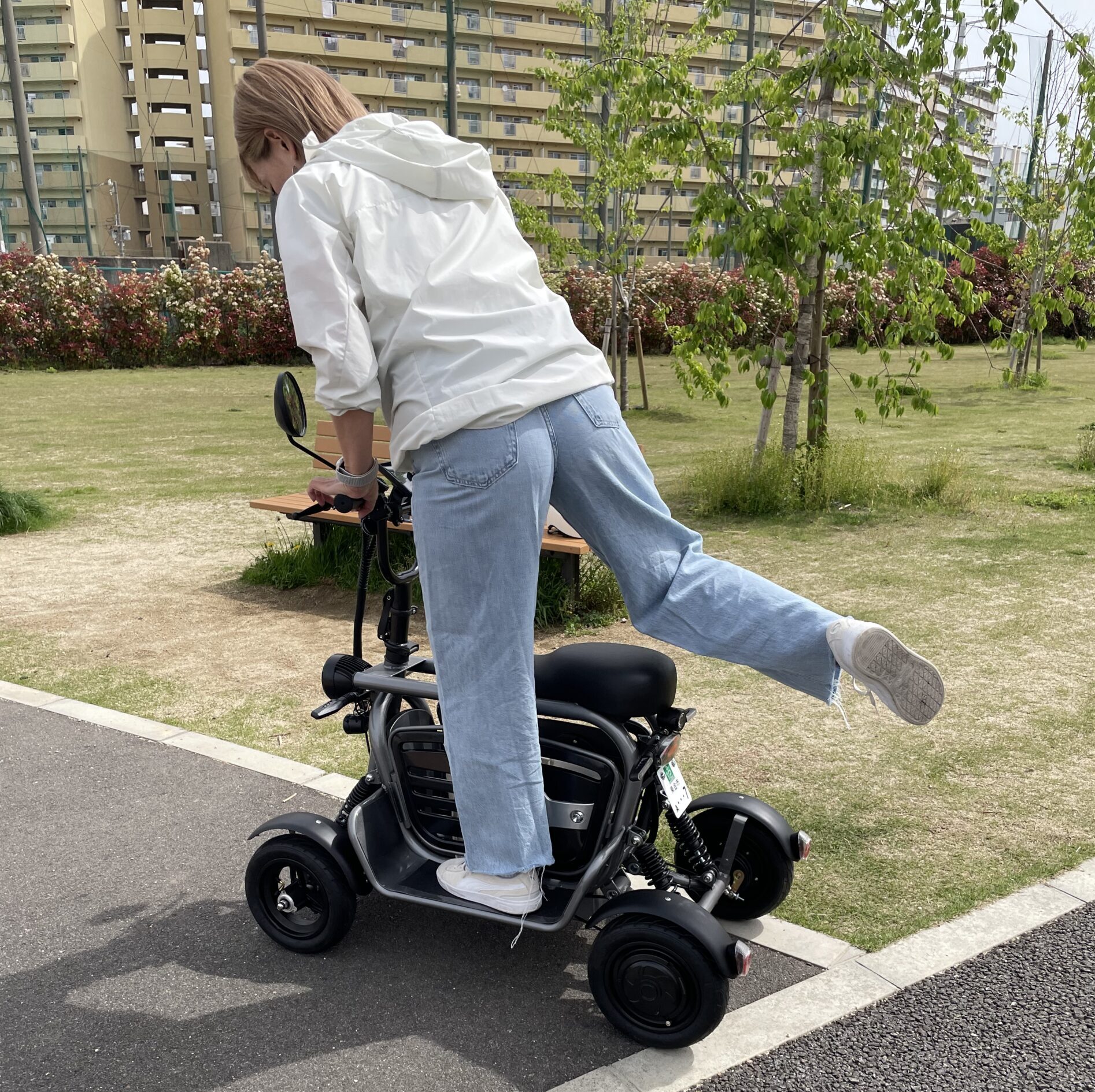 日本初上陸の特定小型EV四輪「ELEMOs4」の登場 - mobiii